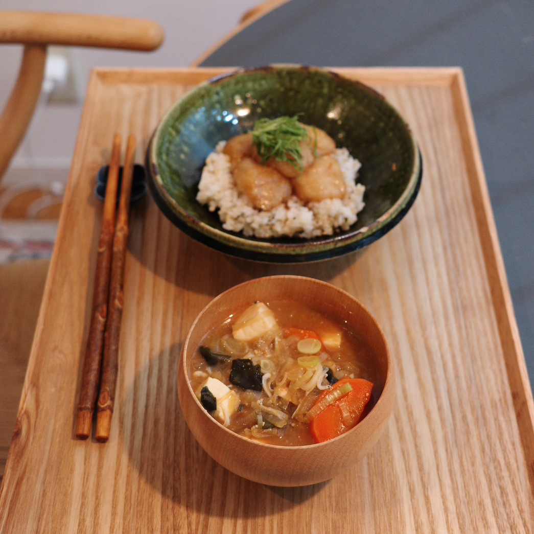 setaの東京夕方通信|ほたて貝柱のゴマ漬け丼、どろめ汁＠倉敷市学校給食（2025年3/28（金）放送）|AuDee（オーディー） | 音声コンテンツプラットフォーム